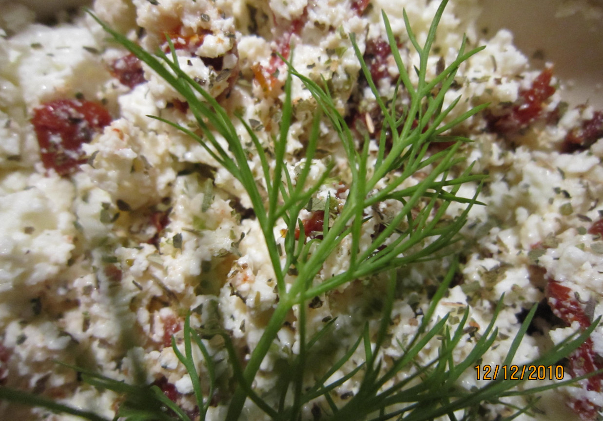 Pasta na kanapki z sera i suszonych pomidorów - DoradcaSmaku.pl