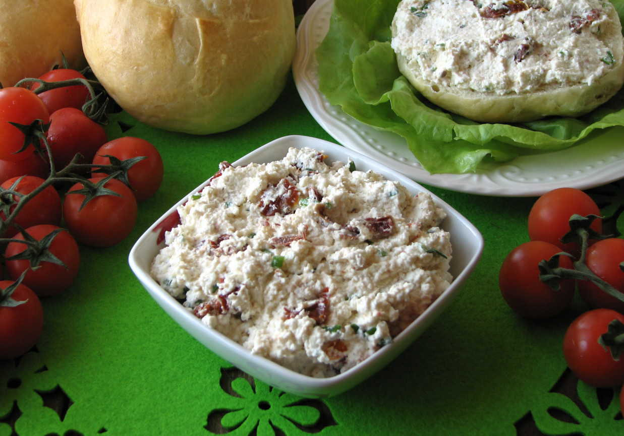 Pasta twarogowa z suszonymi pomidorami - DoradcaSmaku.pl