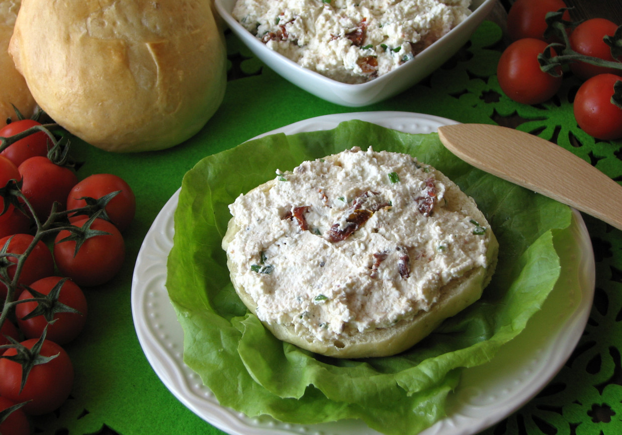 Pasta twarogowa z suszonymi pomidorami - DoradcaSmaku.pl