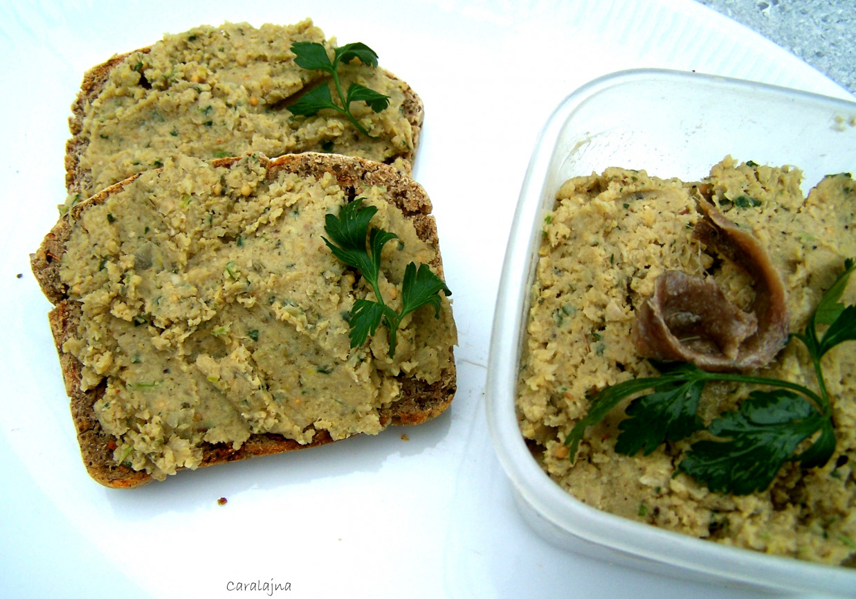 pasta z ciecierzycy i anchois do pieczywa - DoradcaSmaku.pl