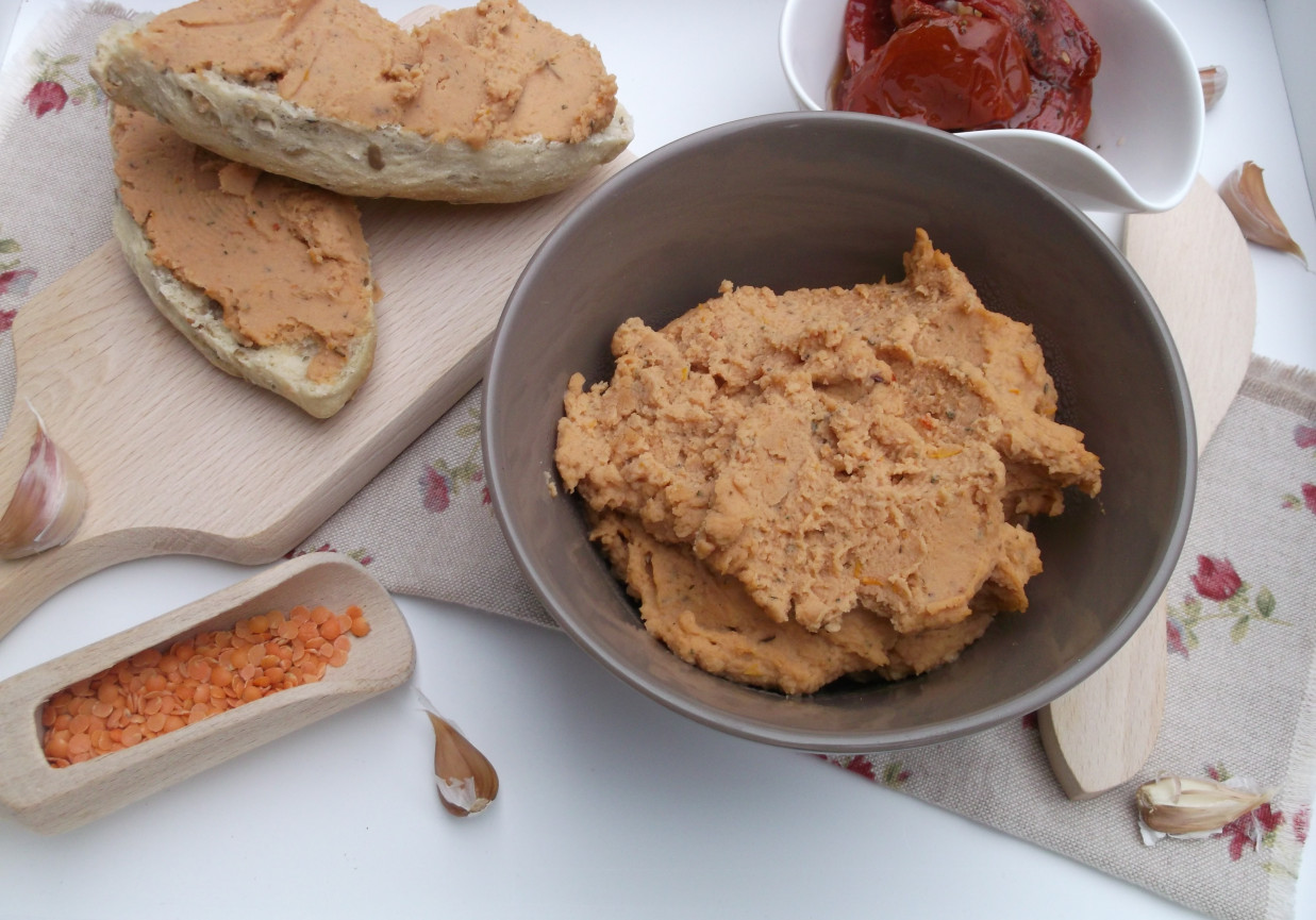 Pasta z czerwonej soczewicy i suszonych pomidorów. - DoradcaSmaku.pl