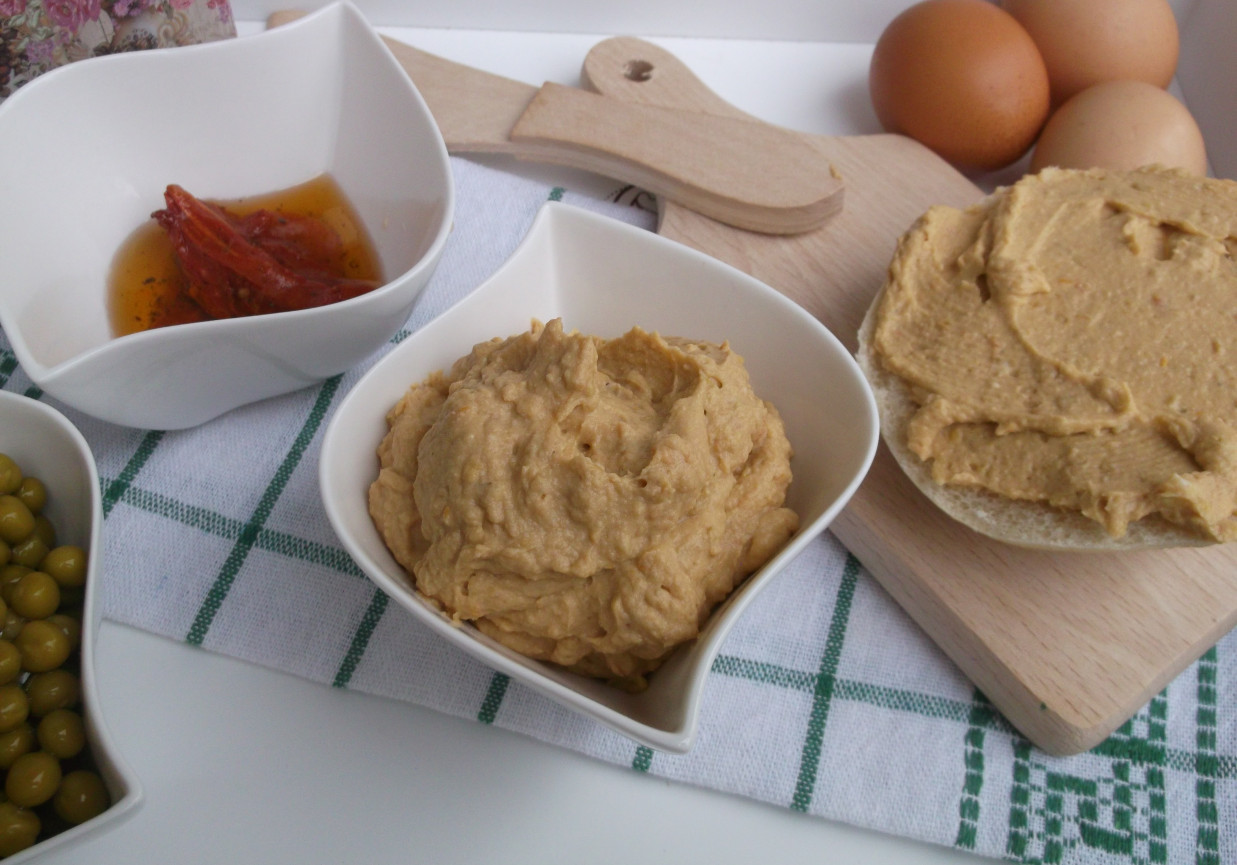 Pasta z jajek,zielonego groszku i suszonych pomidorów. - DoradcaSmaku.pl