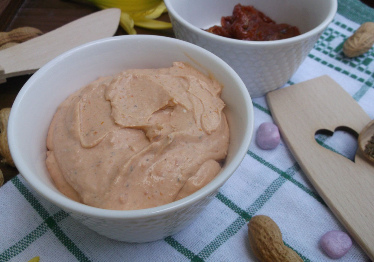 Pasta z sera feta,suszonych pomidorów i orzeszków ziemnych - DoradcaSmaku.pl
