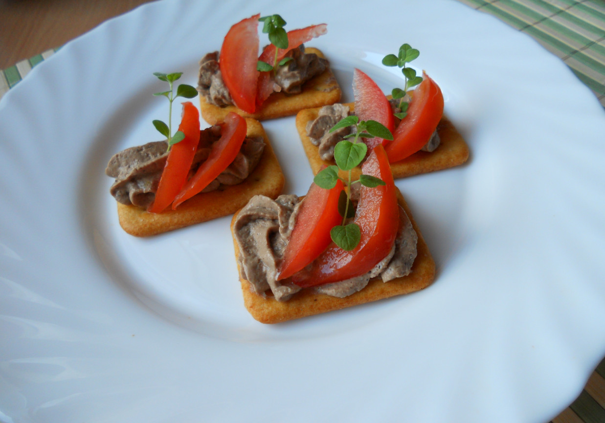 Pasta z wątróbki na krakersach - DoradcaSmaku.pl