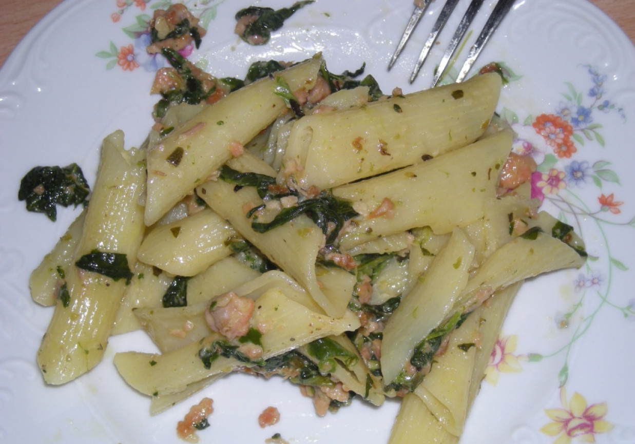 penne z łososiem i szpinakiem - DoradcaSmaku.pl