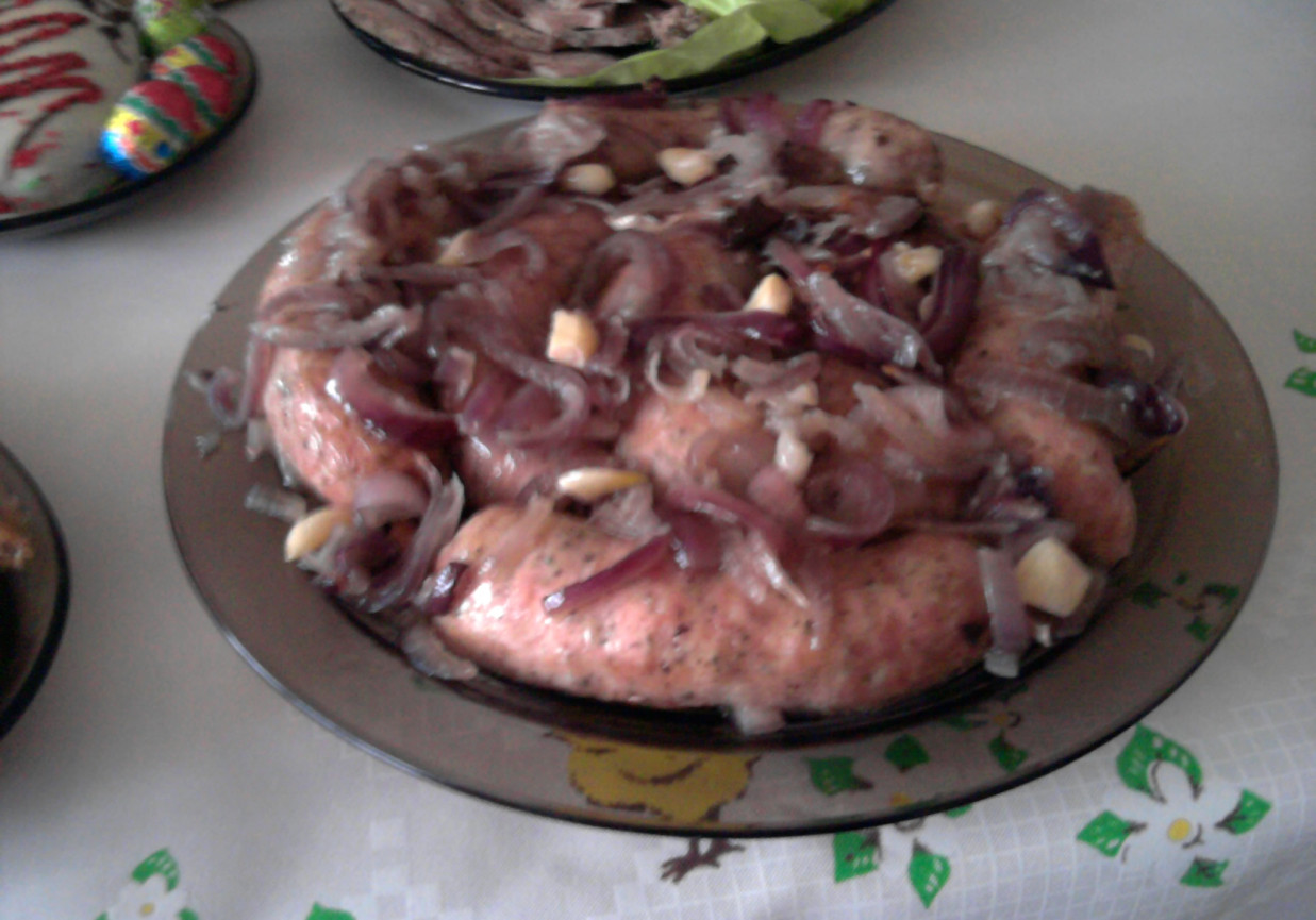 Pieczona biała kiełbasa z czerwoną cebulą - DoradcaSmaku.pl