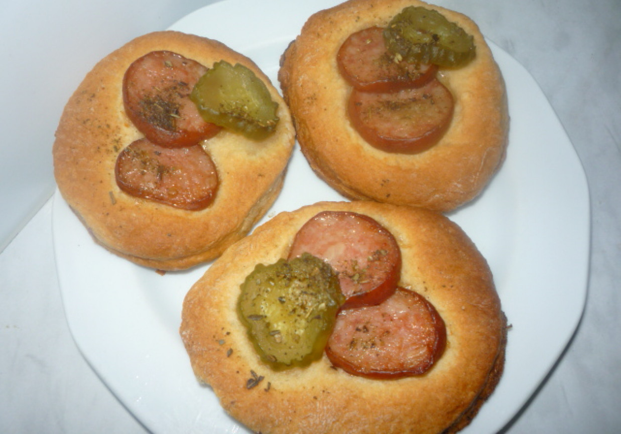Pieczonki z ogórkiem kiszonym i parówką - DoradcaSmaku.pl