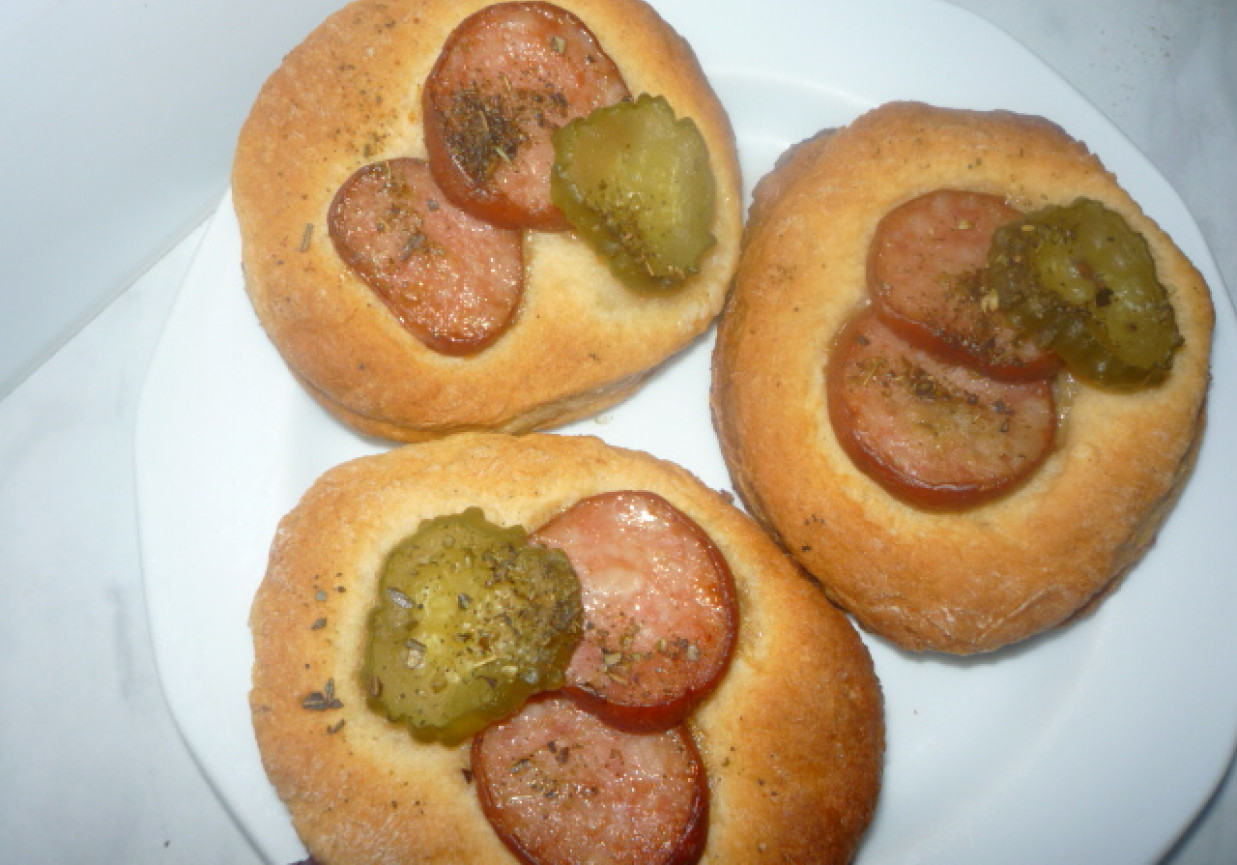 Pieczonki z ogórkiem kiszonym i parówką - DoradcaSmaku.pl