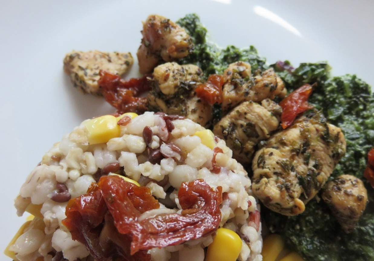 pierś z kurczaka na parze ze szpinakiem i mieszanką kasz - DoradcaSmaku.pl