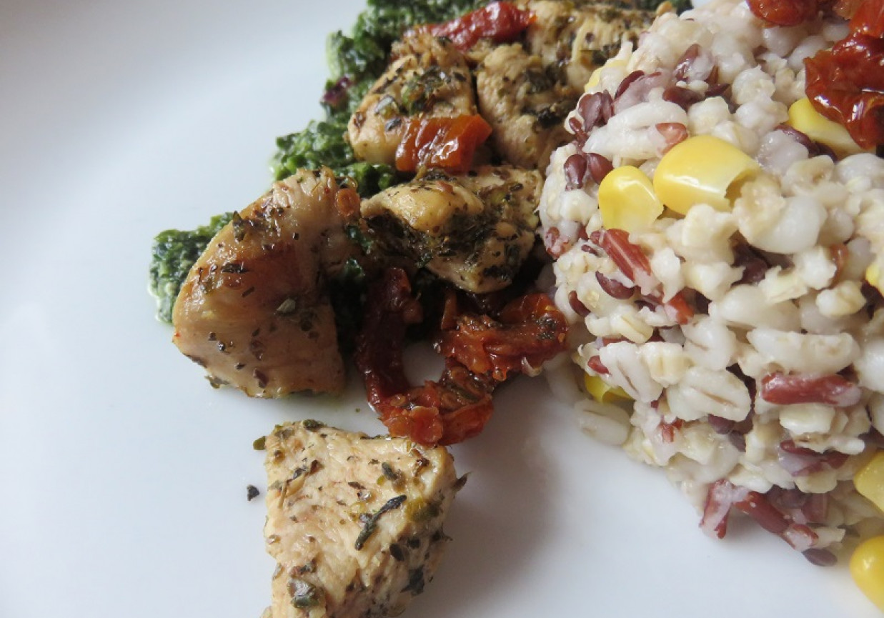 pierś z kurczaka na parze ze szpinakiem i mieszanką kasz - DoradcaSmaku.pl