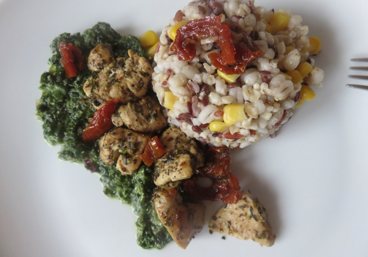 pierś z kurczaka na parze ze szpinakiem i mieszanką kasz - DoradcaSmaku.pl