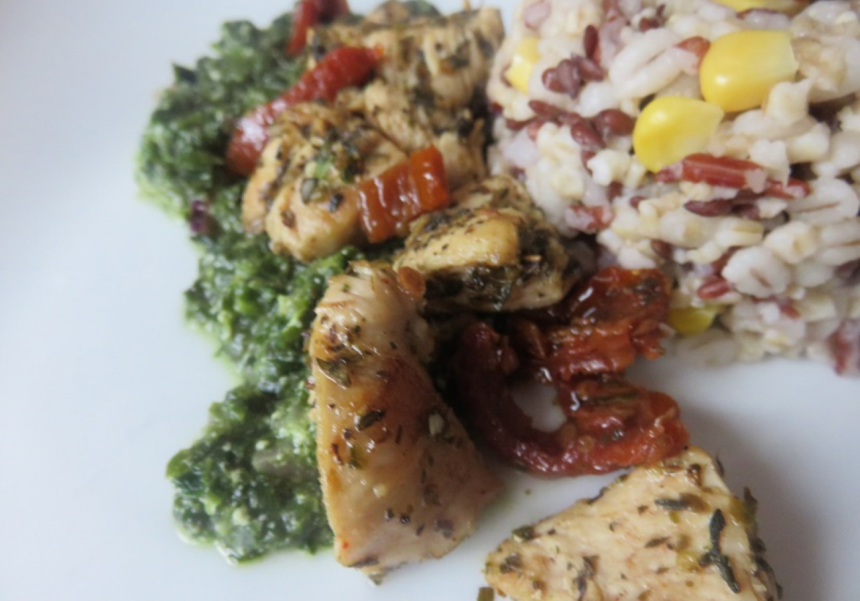 pierś z kurczaka na parze ze szpinakiem i mieszanką kasz - DoradcaSmaku.pl