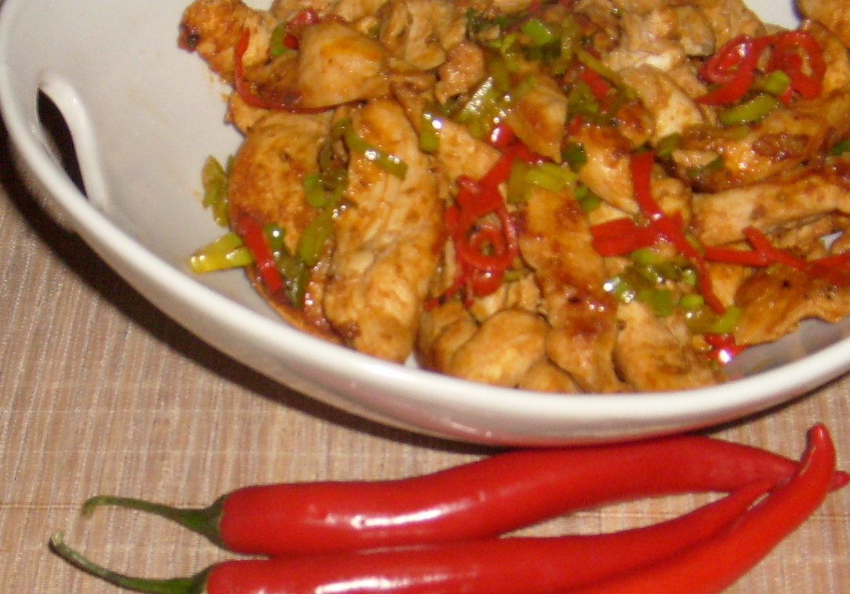 PIERSI KURCZAKA NA OSTRO Z PAPRYCZKĄ CHILI I POREM - DoradcaSmaku.pl