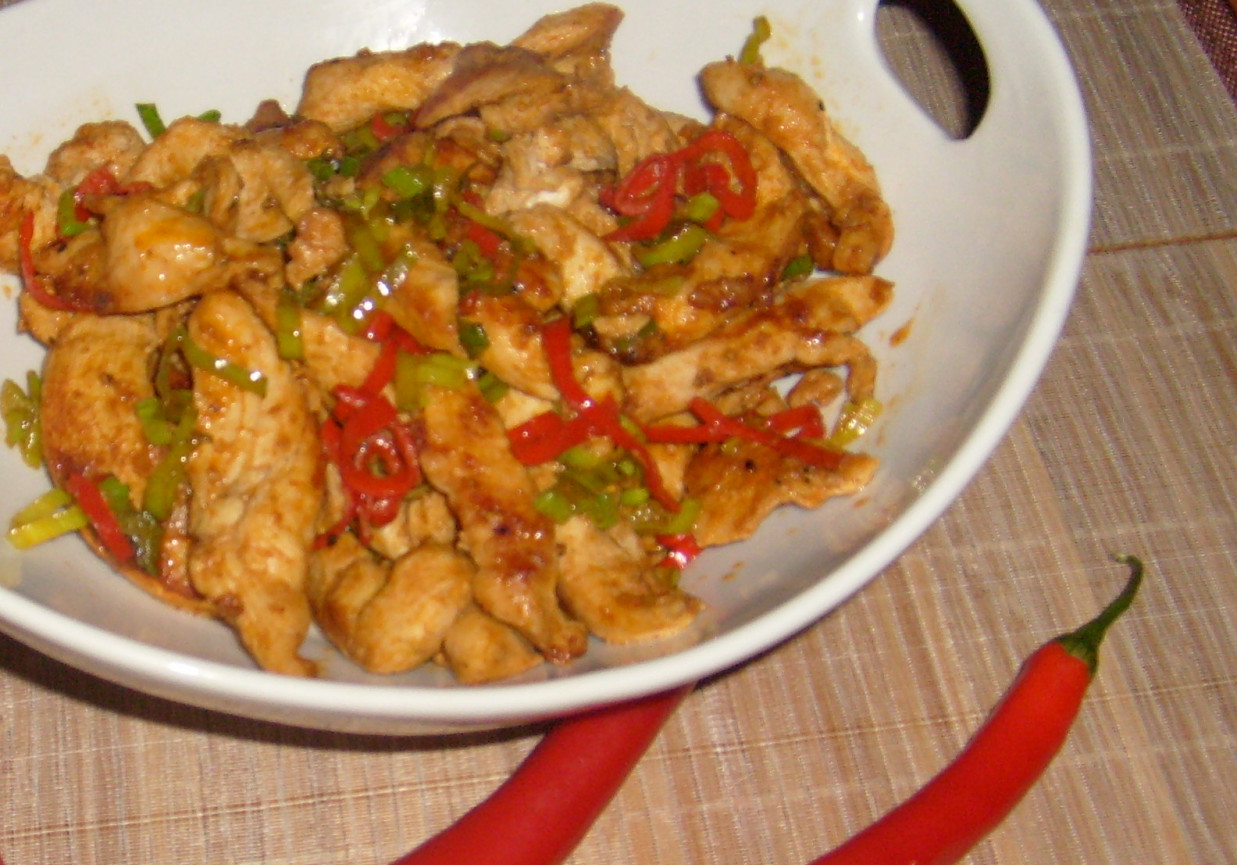 PIERSI KURCZAKA NA OSTRO Z PAPRYCZKĄ CHILI I POREM - DoradcaSmaku.pl