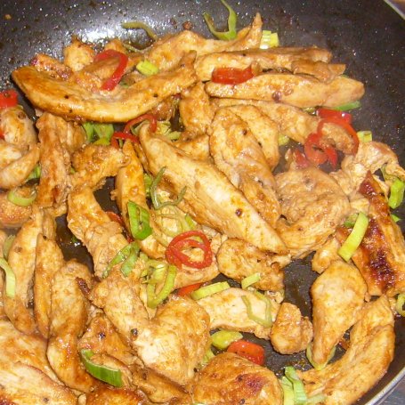 PIERSI KURCZAKA NA OSTRO Z PAPRYCZKĄ CHILI I POREM - DoradcaSmaku.pl