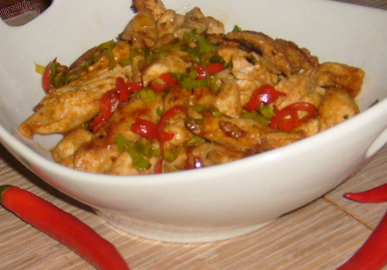 PIERSI KURCZAKA NA OSTRO Z PAPRYCZKĄ CHILI I POREM - DoradcaSmaku.pl