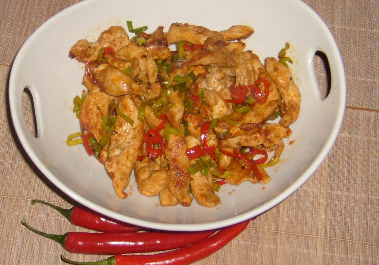 PIERSI KURCZAKA NA OSTRO Z PAPRYCZKĄ CHILI I POREM - DoradcaSmaku.pl