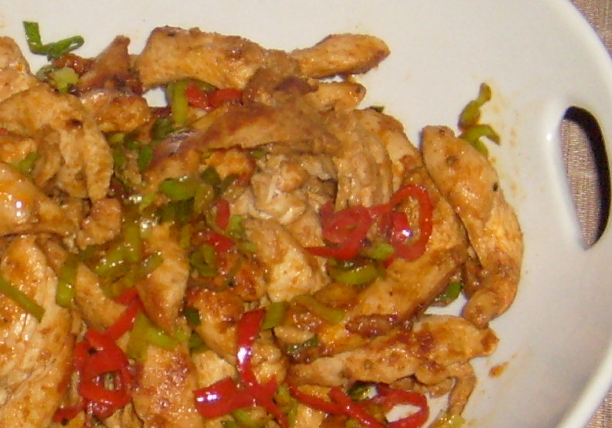 PIERSI KURCZAKA NA OSTRO Z PAPRYCZKĄ CHILI I POREM - DoradcaSmaku.pl