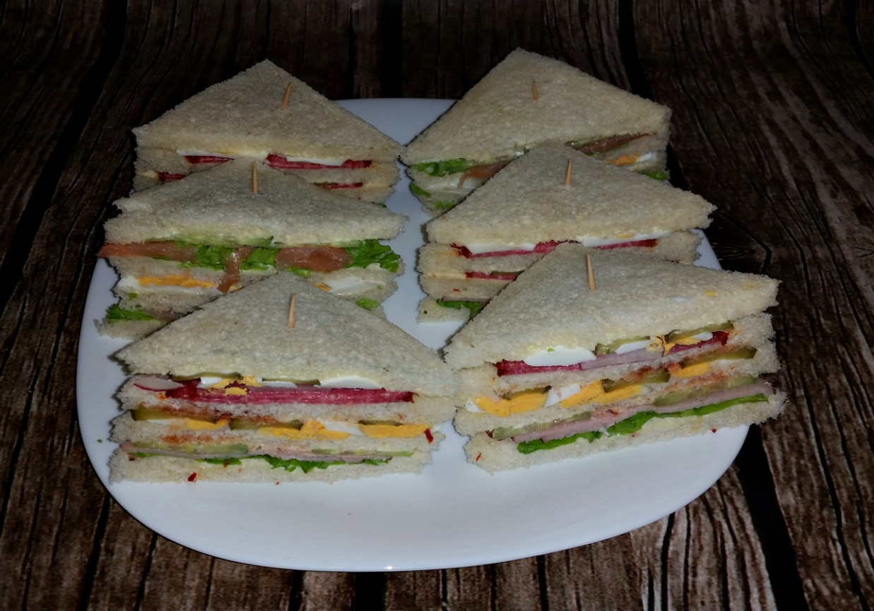 Piętrowe, tostowe kanapki na imprezę - DoradcaSmaku.pl