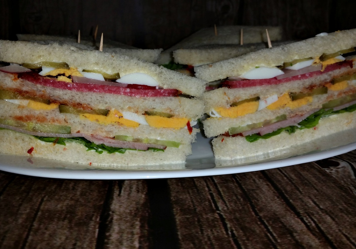 Piętrowe, tostowe kanapki na imprezę - DoradcaSmaku.pl