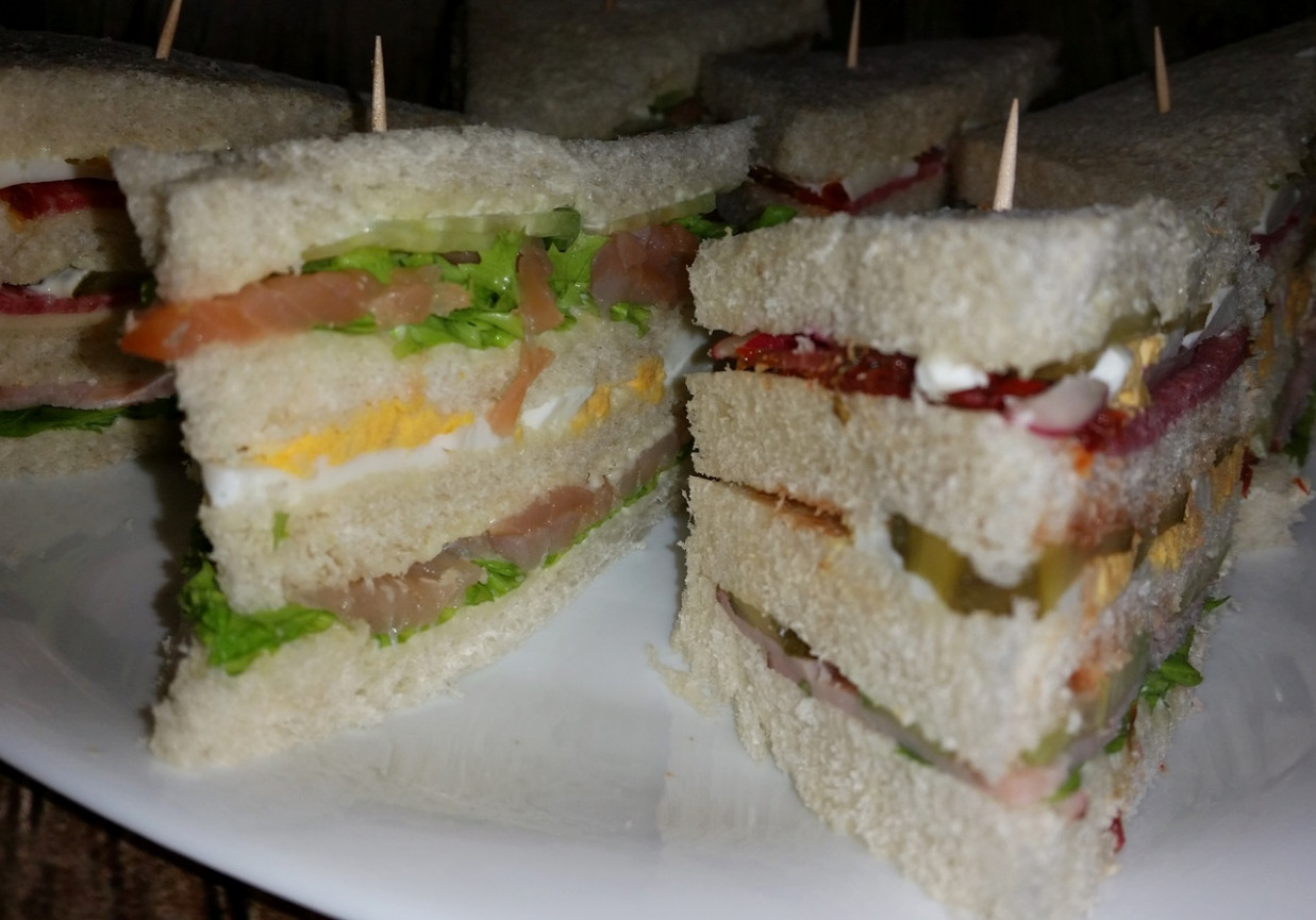 Piętrowe, tostowe kanapki na imprezę - DoradcaSmaku.pl