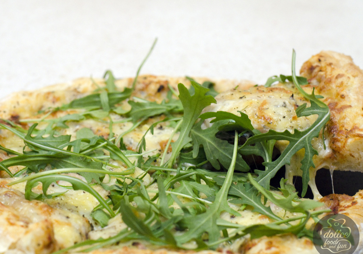 Pizza 4 sery z rukolą - DoradcaSmaku.pl
