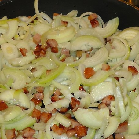 Pizza z cebulą i kiełbasą - DoradcaSmaku.pl
