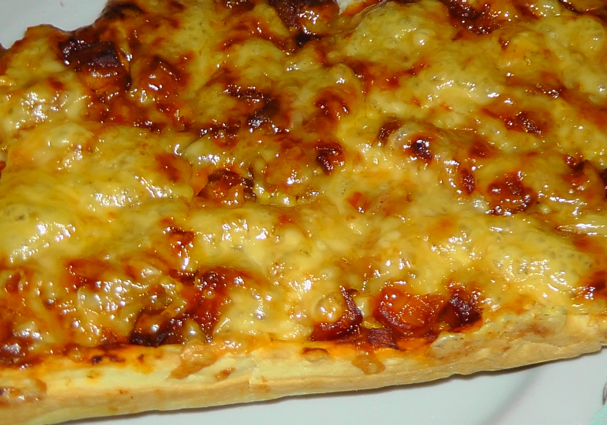 Pizza z cebulą i kiełbasą - DoradcaSmaku.pl