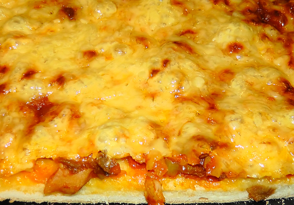 Pizza z cebulą i kiełbasą - DoradcaSmaku.pl