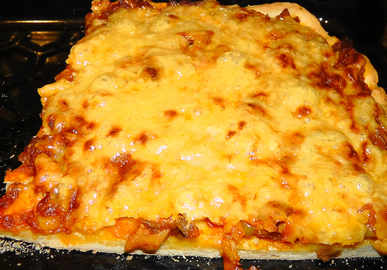 Pizza z cebulą i kiełbasą - DoradcaSmaku.pl