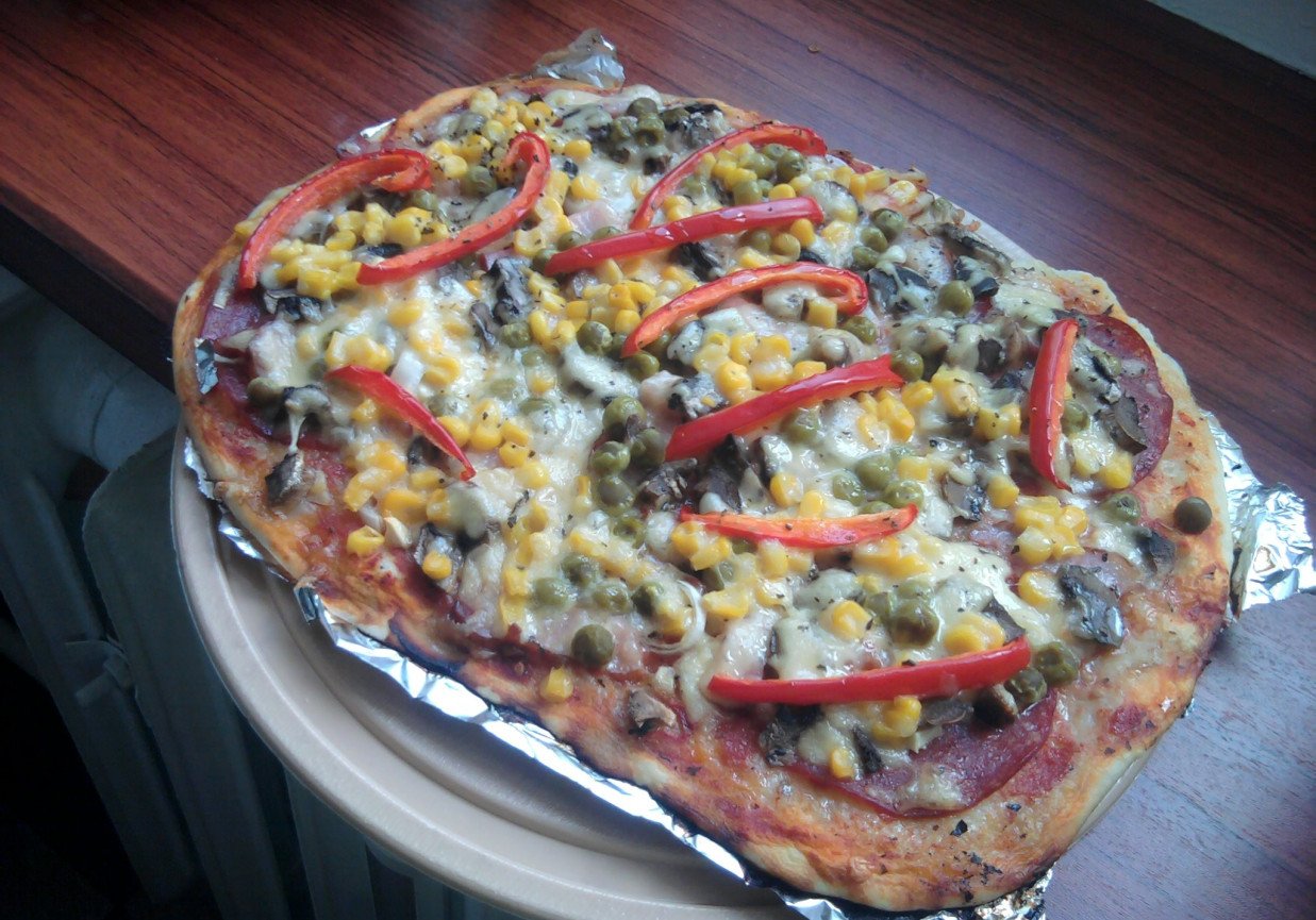 Pizza z czerwoną cebulą - DoradcaSmaku.pl