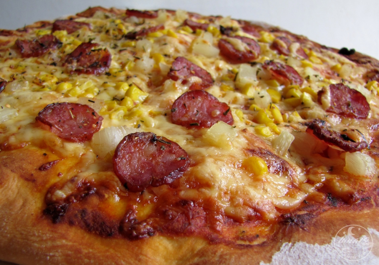 Pizza z kiełbasą, ananasem i kukurydzą - DoradcaSmaku.pl