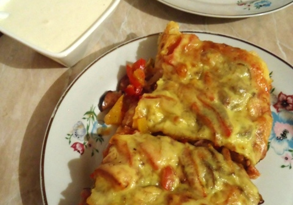 Pizza z kiełbasą, cebulą i papryką - DoradcaSmaku.pl