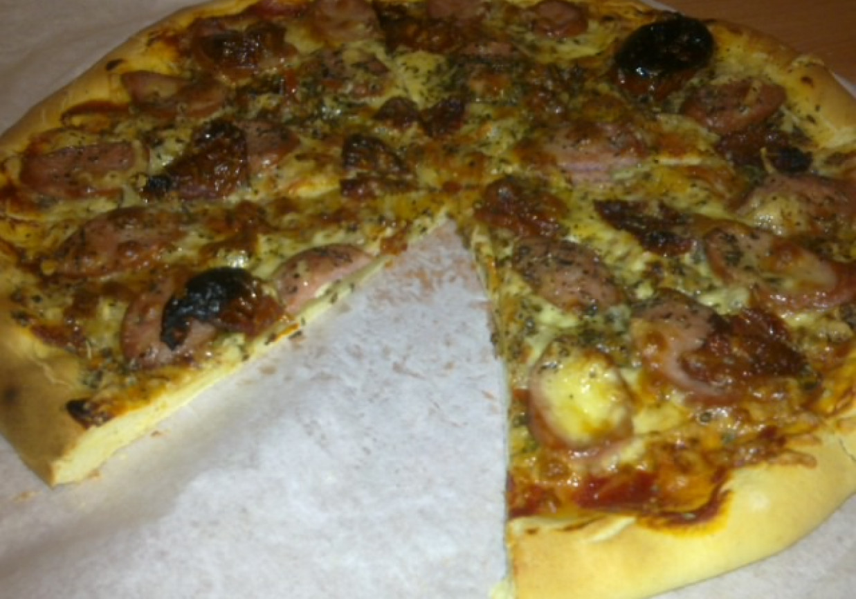 Pizza z Kiełbasą i Suszonymi Pomidorami - DoradcaSmaku.pl