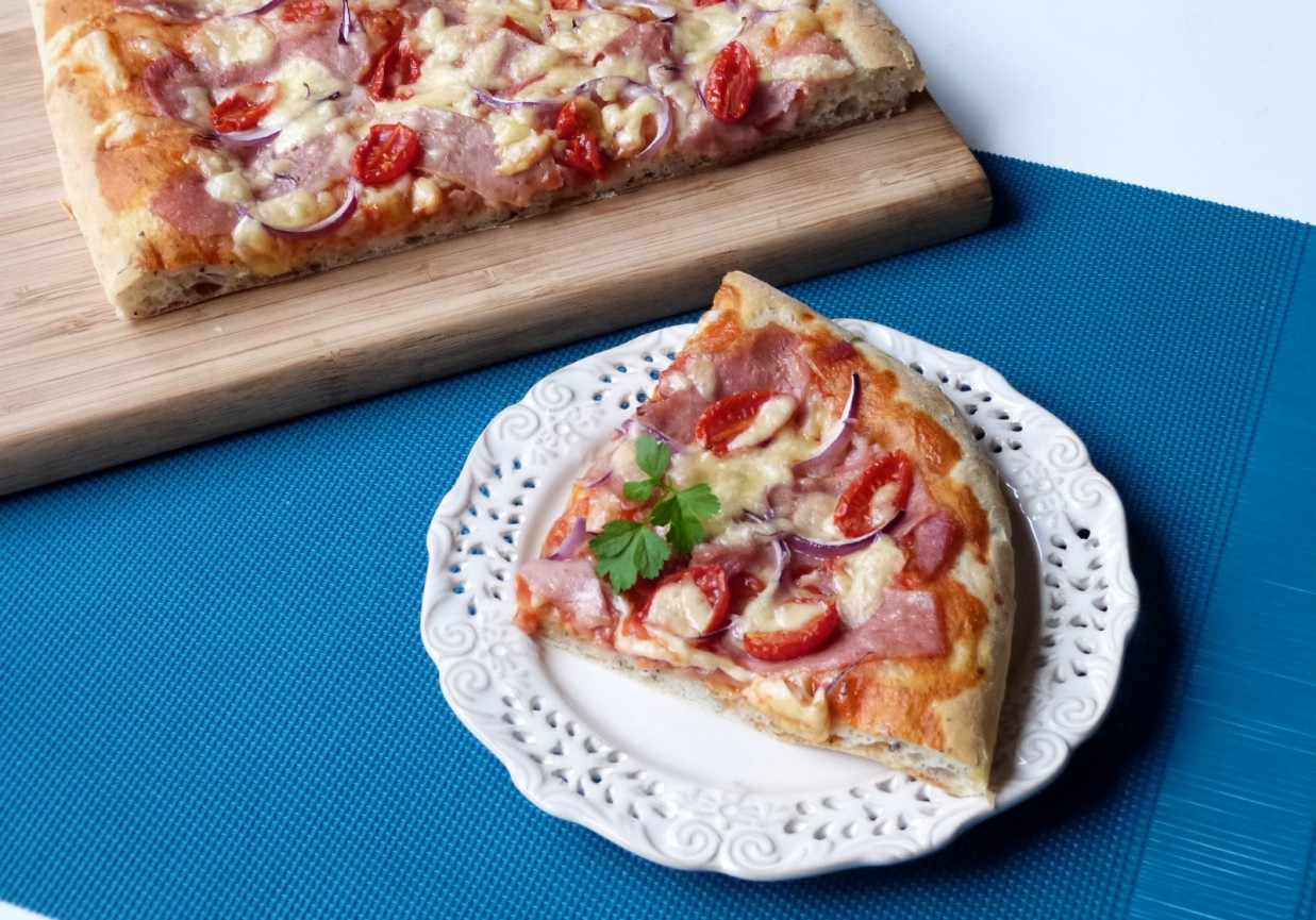 Pizza z ziołami i suszoną cebulą - DoradcaSmaku.pl