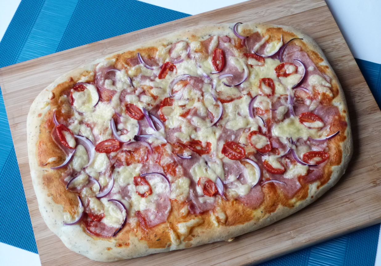 Pizza z ziołami i suszoną cebulą - DoradcaSmaku.pl