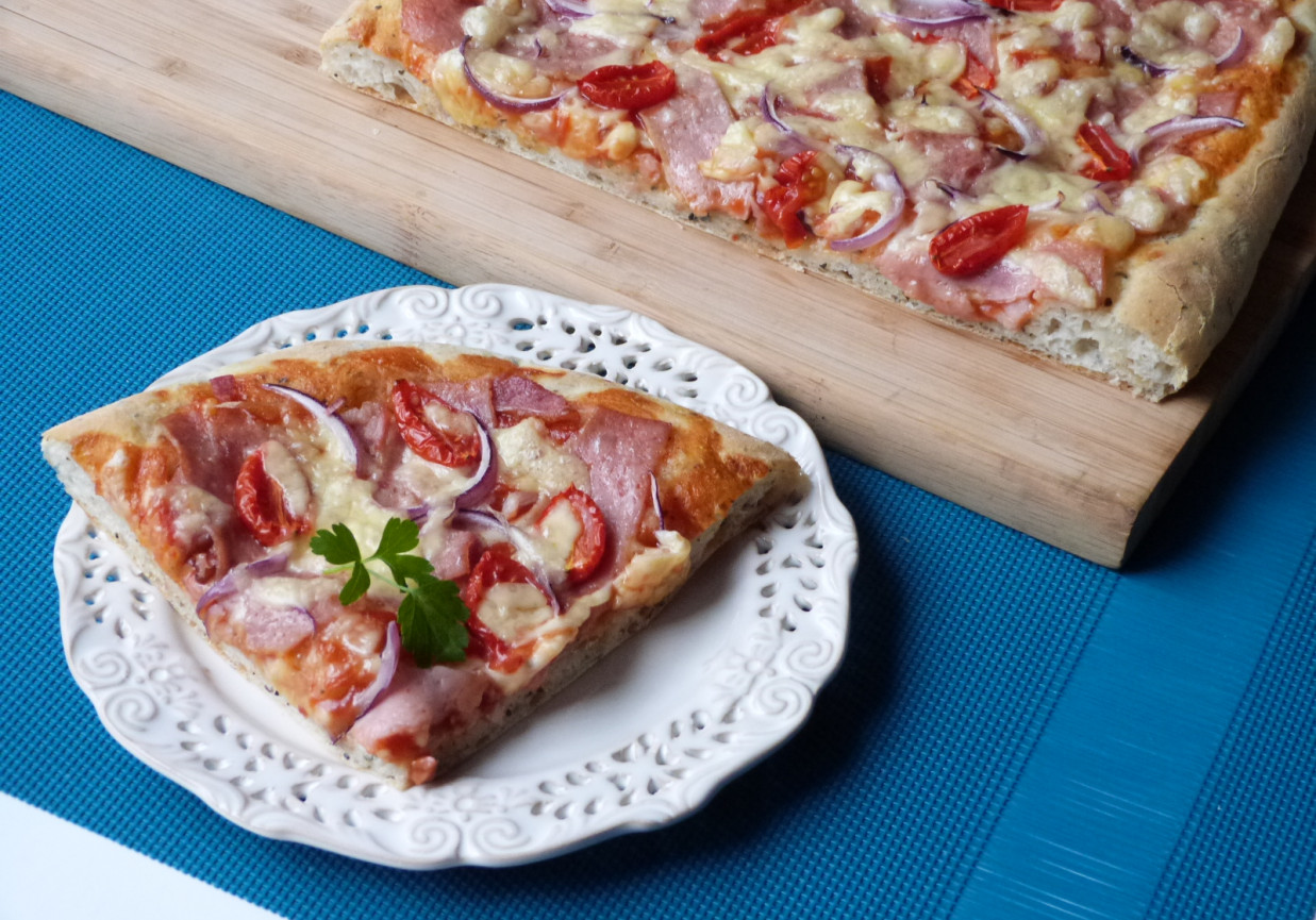 Pizza z ziołami i suszoną cebulą - DoradcaSmaku.pl