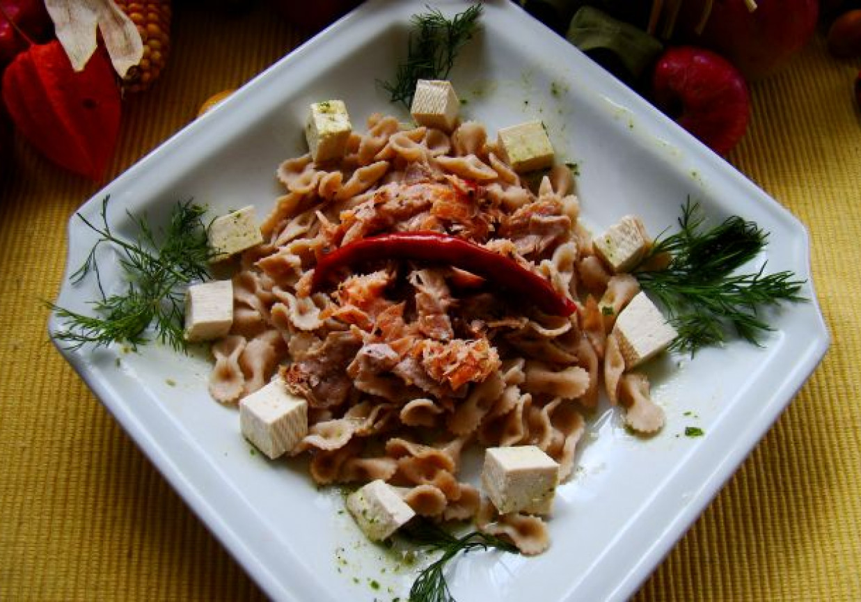 Przystawka makaronowa z wędzonym łososiem - DoradcaSmaku.pl