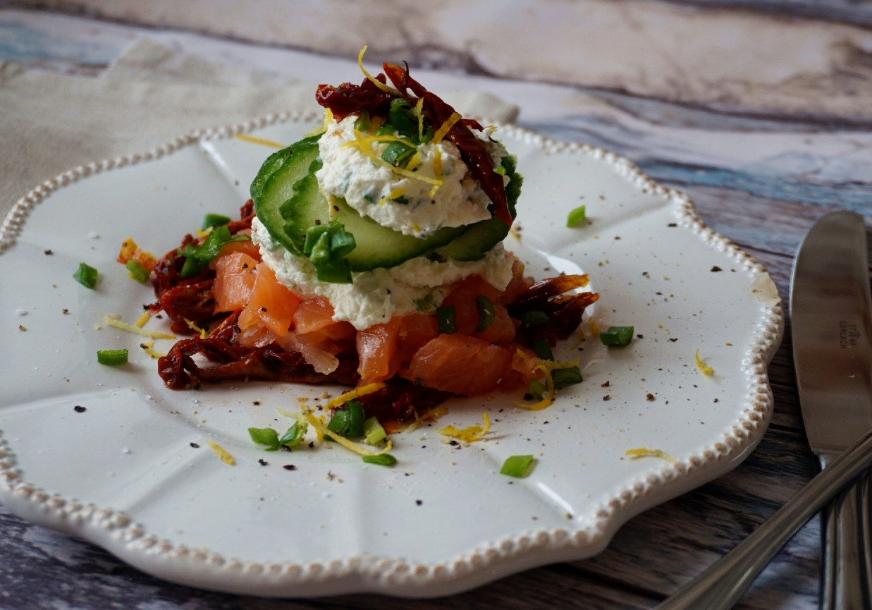 Przystawka z wędzonego łososia i suszonych pomidorów - DoradcaSmaku.pl