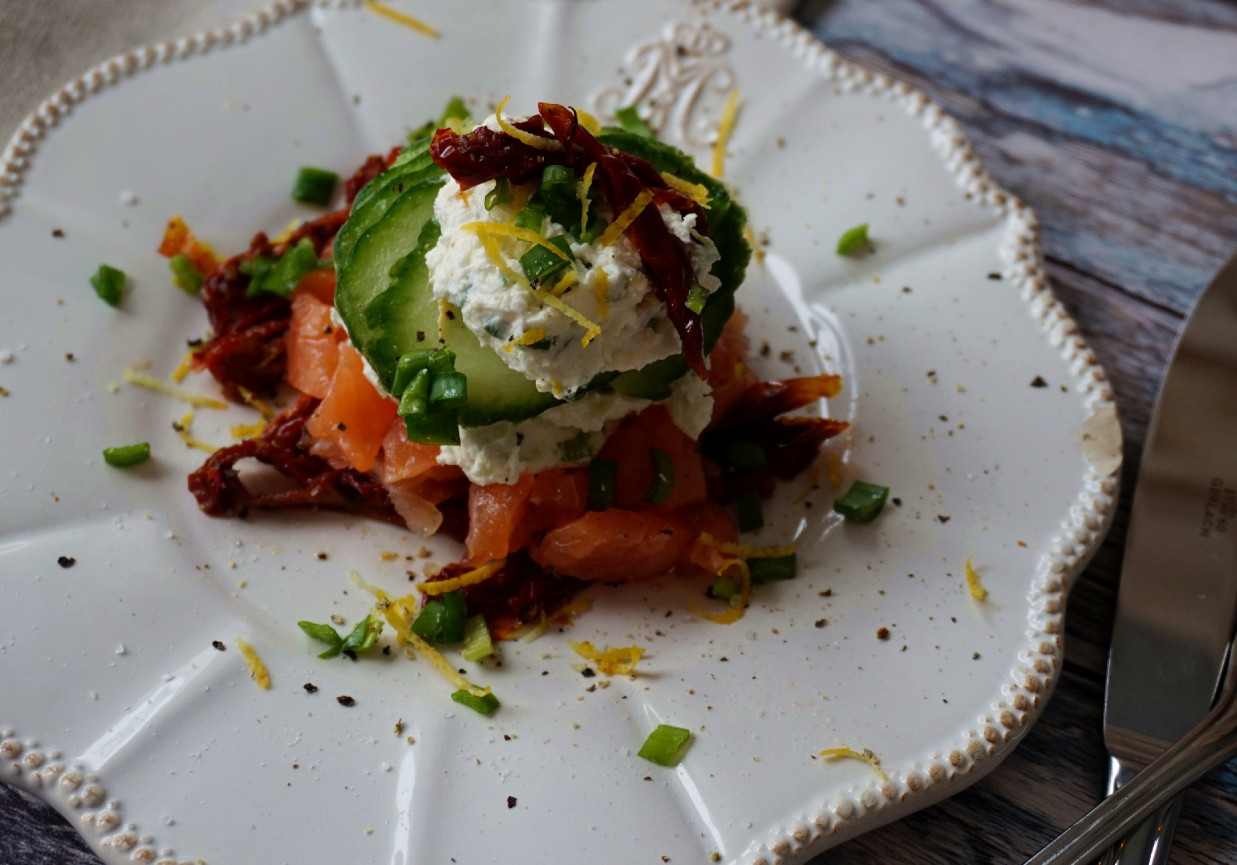 Przystawka z wędzonego łososia i suszonych pomidorów - DoradcaSmaku.pl