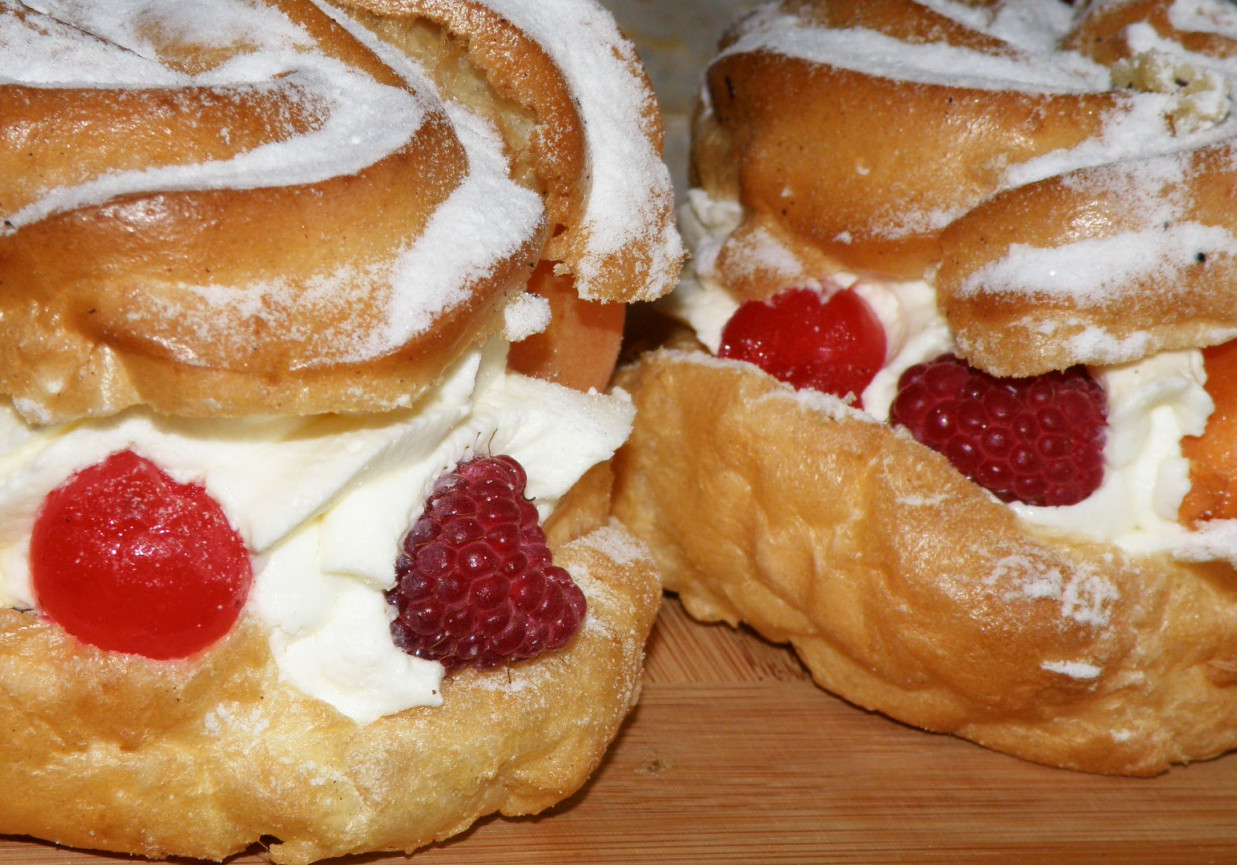 Ptysie z kremem kokosowym i owocami - DoradcaSmaku.pl