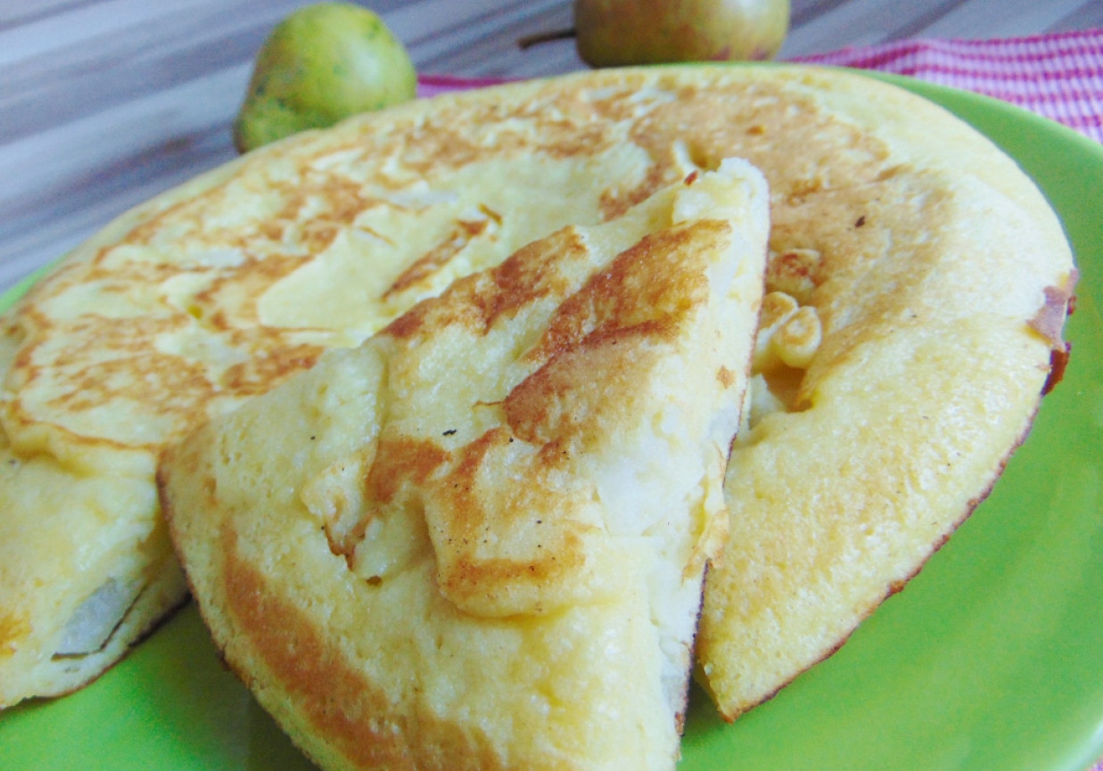 Puszysty omlet z gruszkami - DoradcaSmaku.pl