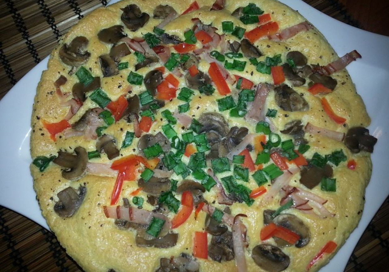 Puszysty Omlet z wędzoną szynką i pieczarkami. - DoradcaSmaku.pl