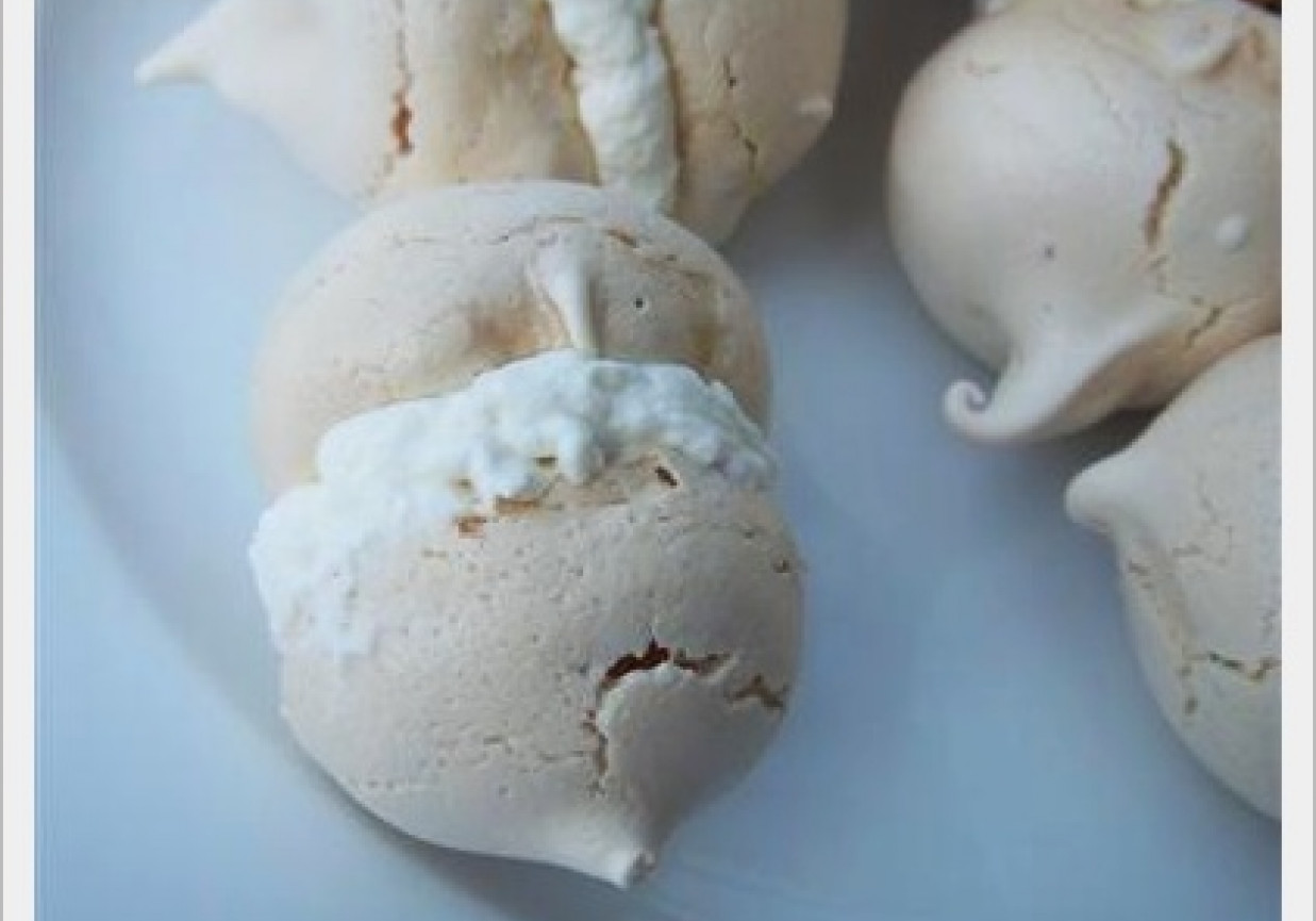 Pyszne bezy z czekoladą i bitą śmietaną - DoradcaSmaku.pl