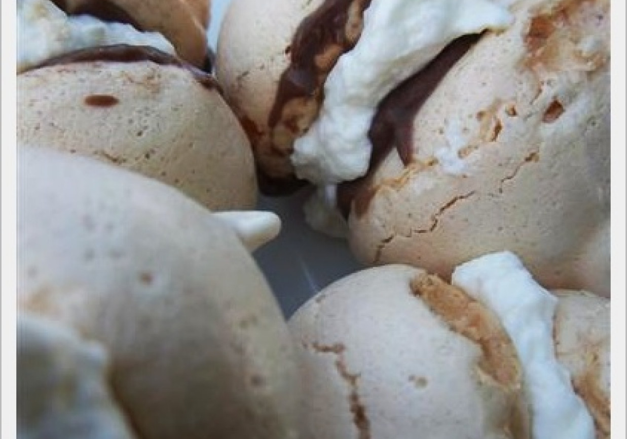 Pyszne bezy z czekoladą i bitą śmietaną - DoradcaSmaku.pl