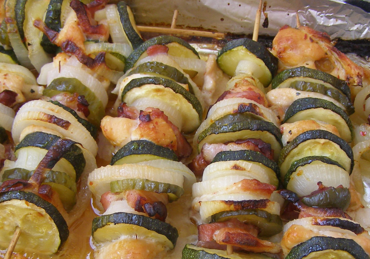 Pyszne szaszłyki z piersi kurczaka i cukinii na ostro - DoradcaSmaku.pl