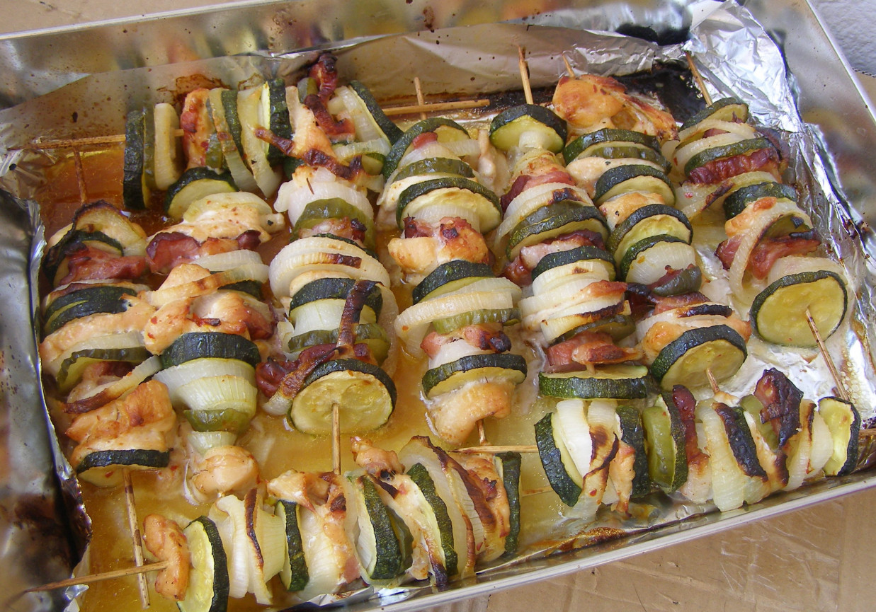 Pyszne szaszłyki z piersi kurczaka i cukinii na ostro - DoradcaSmaku.pl