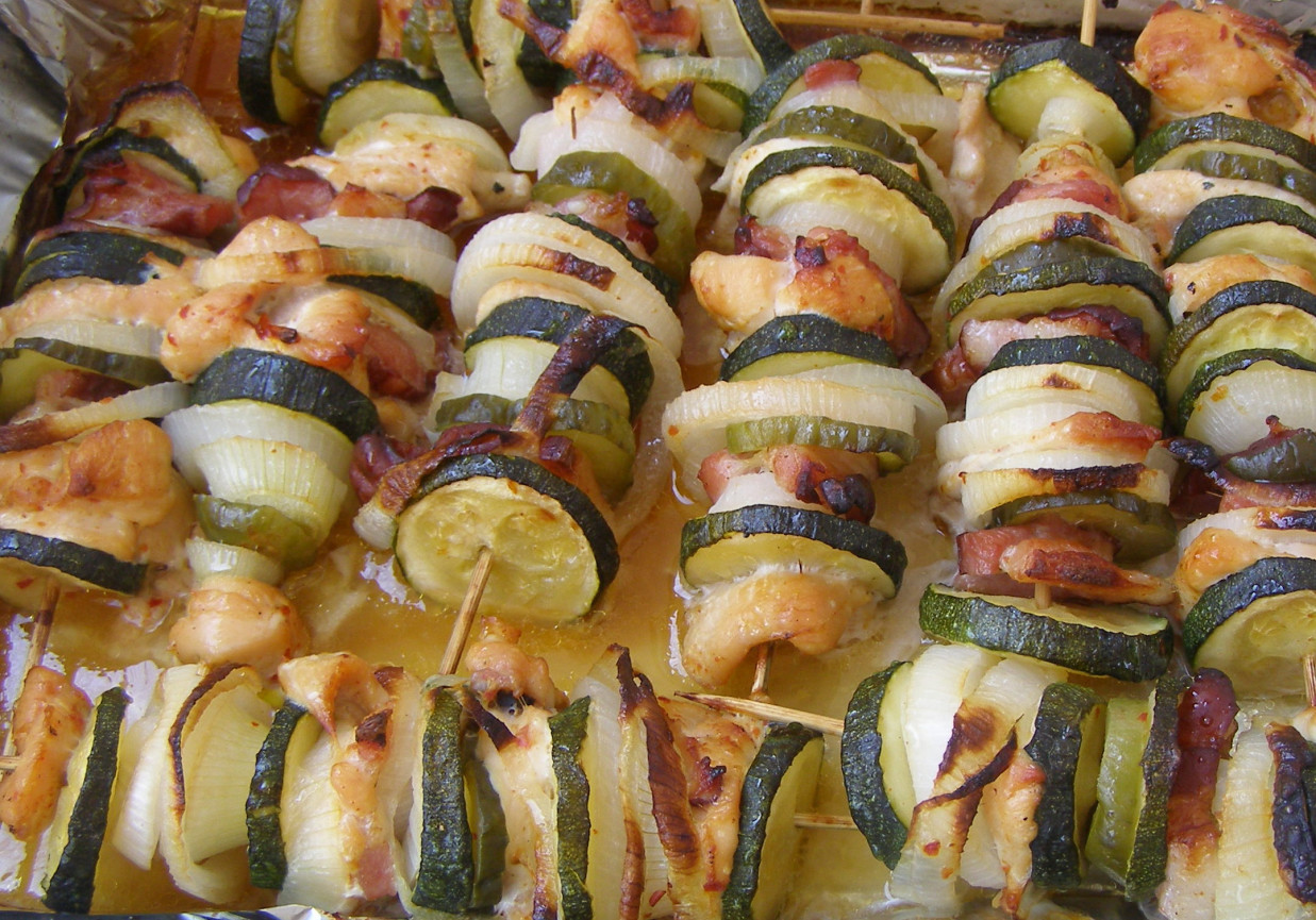 Pyszne szaszłyki z piersi kurczaka i cukinii na ostro - DoradcaSmaku.pl