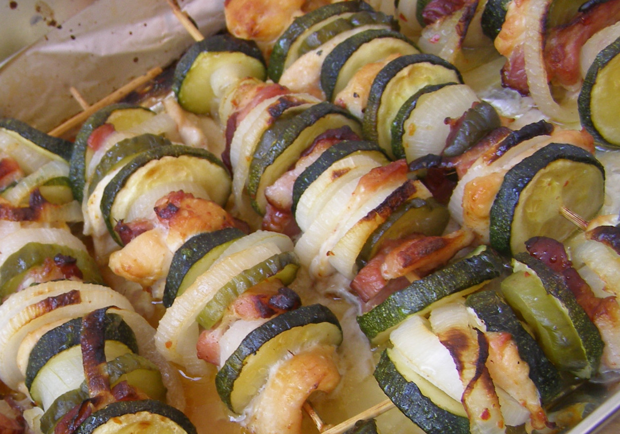 Pyszne szaszłyki z piersi kurczaka i cukinii na ostro - DoradcaSmaku.pl