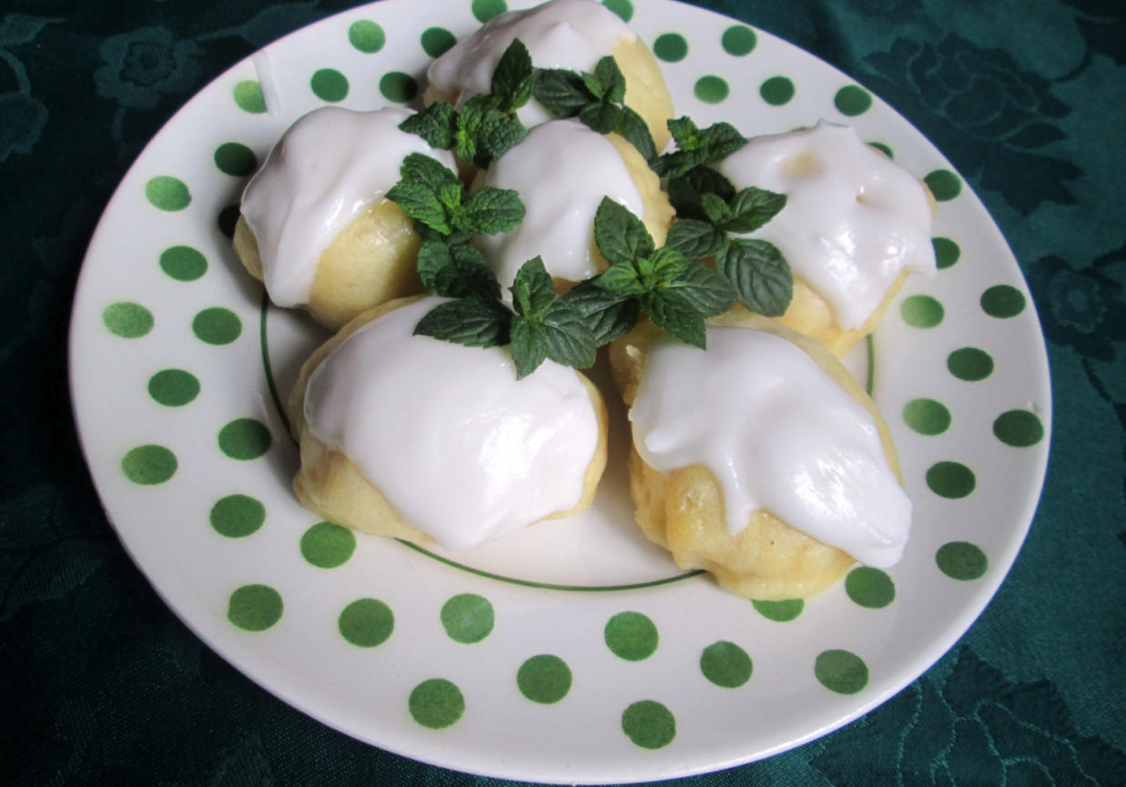 Pyzy drożdżowe w miętowej polewie - DoradcaSmaku.pl